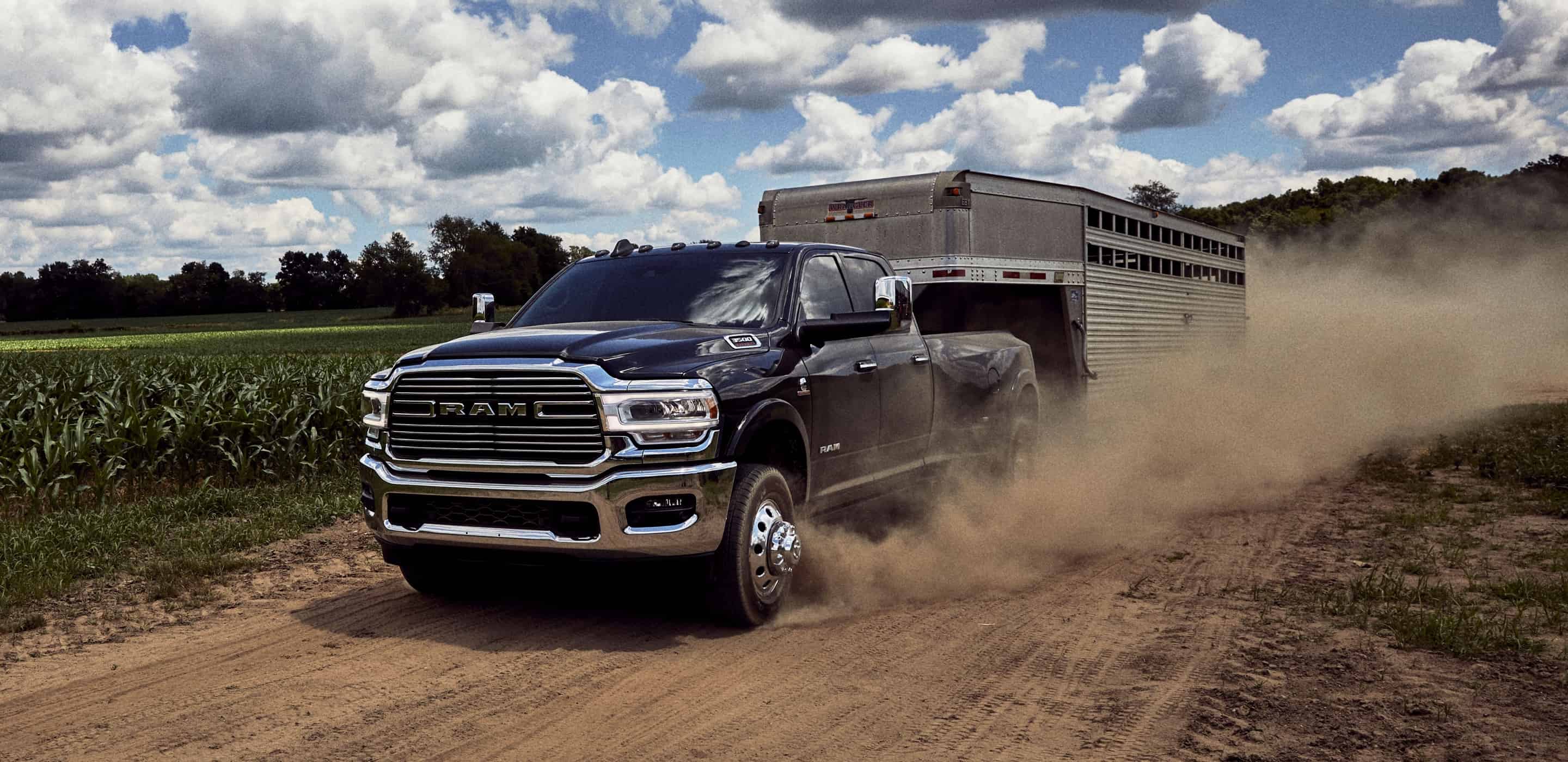 Se Muestra Una Ram 3500 2020 Transportando Un Remolque De Caballo Por se-muestra-una-ram-3500-2020-transportando-un-remolque-de-caballo-por